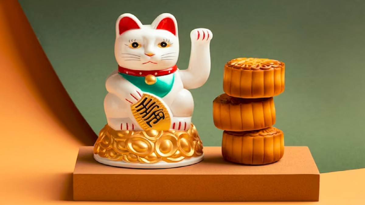 ਵਿੱਤੀ ਸੰਕਟ ਨੂੰ ਕਰਨਾ ਚਾਹੁੰਦੇ ਹੋ ਦੂਰ ਤਾਂ ਘਰ 'ਚ ਜ਼ਰੂਰ ਰੱਖੋ Feng Shui Cat ...