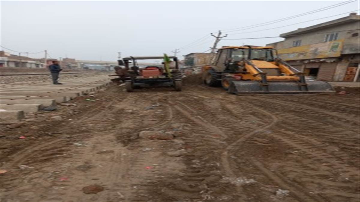 ਅੰਮਿ੍ਤ ਭਾਰਤ ਯੋਜਨਾ ਅਧੀਨ ਰੇਲਵੇ ਸਟੇਸ਼ਨ ਮੁਕਤਸਰ 'ਚ ਬਣਾਇਆ ਜਾ ਰਿਹਾ ਸੈਂਡ ਹੰਪ ...