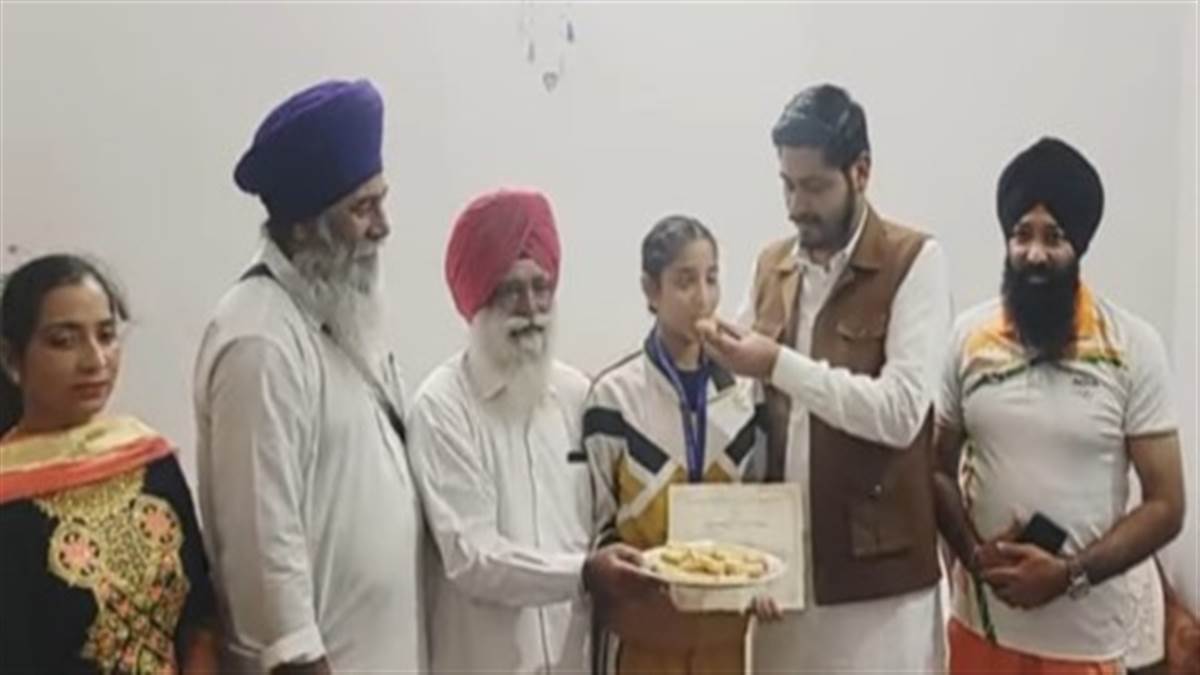 ਵਿਧਾਇਕ ਸ਼ੈਰੀ ਕਲਸੀ ਨੇ ਬਟਾਲੇ ਦੀ ਹੋਣਹਾਰ ਬੇਟੀ ਜਪਰੂਪ ਕੌਰ ਨੂੰ ਕੀਤਾ ਸਨਮਾਨਿਤ ...