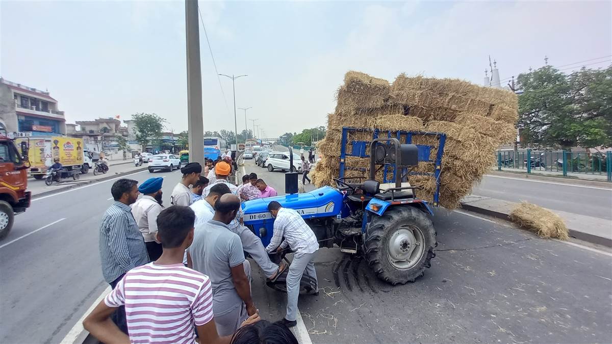 ਓਵਰਲੋਡ ਟਰੈਕਟਰ-ਟਰਾਲੀ ਕੌਮੀ ਮਾਰਗ ਨਾਲ ਲੱਗਦੀ ਰੇਲਿੰਗ ’ਤੇ ਚੜੀ, ਲੱਗਾ ਜਮਾ ...