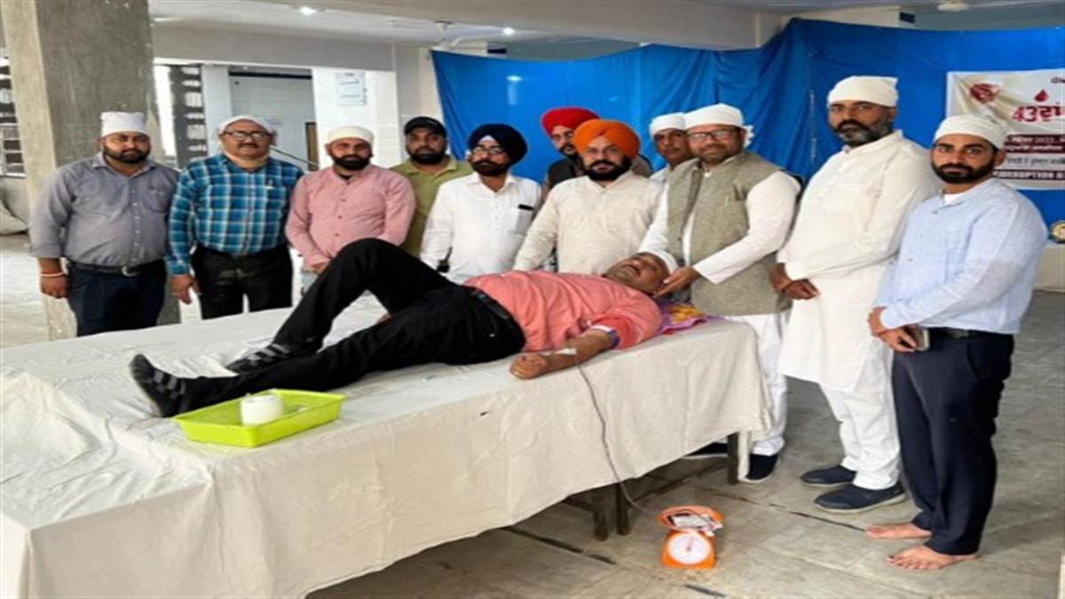 ਪ੍ਰਧਾਨ ਨਵੀਨ ਸਿੰਗਲਾ ਨੇ ਕੀਤਾ ਖ਼ੂਨਦਾਨ - President Naveen Singla donated ...