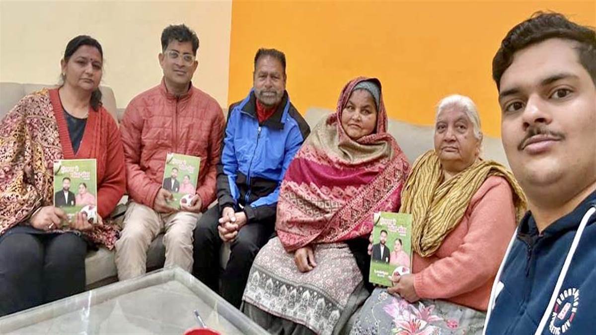 ਫੁੱਟਬਾਲ ਦੇ ਅੰਗ-ਸੰਗ ਕਿਤਾਬਾਂ ਮਾਈਕਲ ਪੁੰਨ ਦੇ ਪਰਿਵਾਰ ਨੂੰ ਭੇਟ - Sarabjit ...