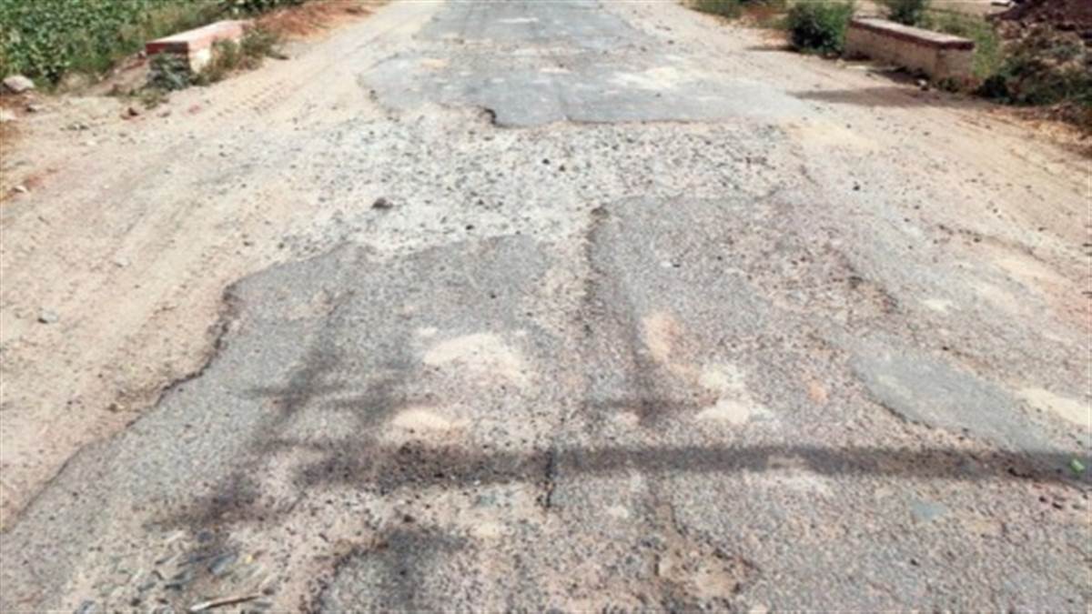 ਭਲੂਰ ਤੋਂ ਮਾਹਲਾ ਕਲਾਂ ਖ਼ਸਤਾਹਾਲ ਸੜਕ ਦੇ ਰਹੀ ਹਾਦਸਿਆਂ ਨੂੰ ਸੱਦਾ - Invitations ...