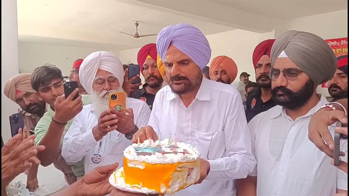 ਸਿੱਧੂ ਦੇ ਪਰਿਵਾਰ ਨੇ ਕੇਕ ਕੱਟ ਕੇ ਮਨਾਇਆ ਬਰਥਡੇ, ਕਿਹਾ- ਹਮੇਸ਼ਾ ਤਾਰੇ ਵਾਂਗ ...