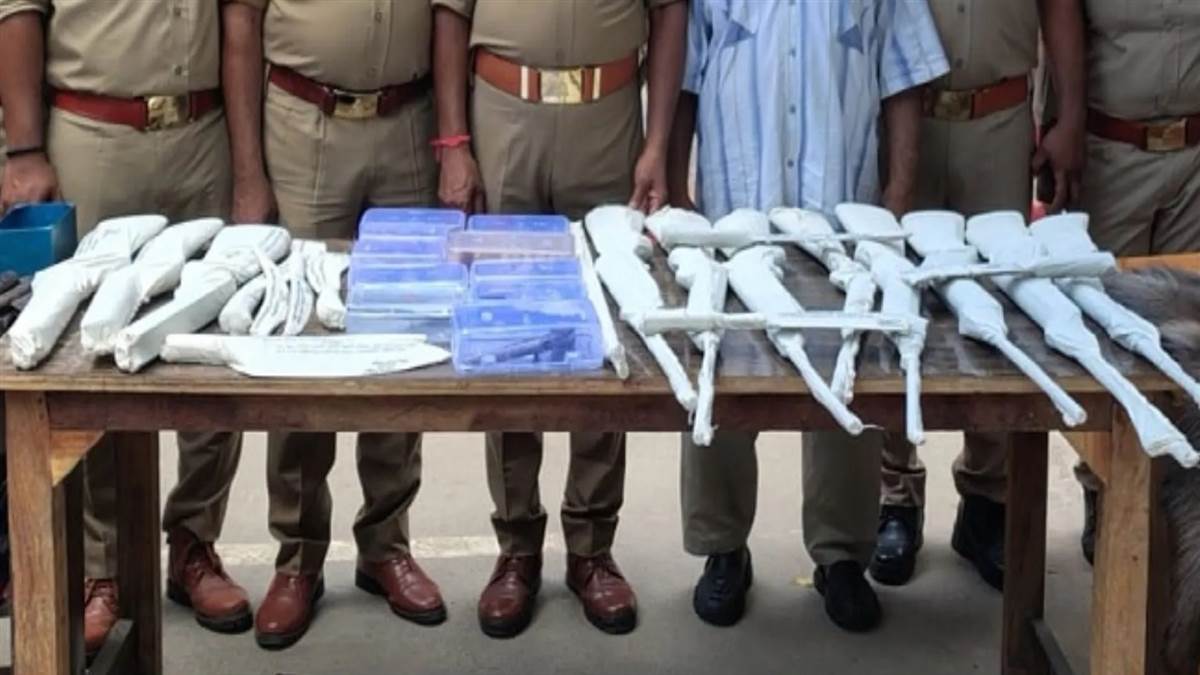 ਗਣਤੰਤਰ ਦਿਵਸ ਤੋਂ ਪਹਿਲਾਂ ਦਿੱਲੀ ’ਚ ਵੱਡੇ ਗਿਰੋਹ ਦਾ ਭੰਡਾਫੋੜ, ਹਥਿਆਰਾਂ ਦਾ ...