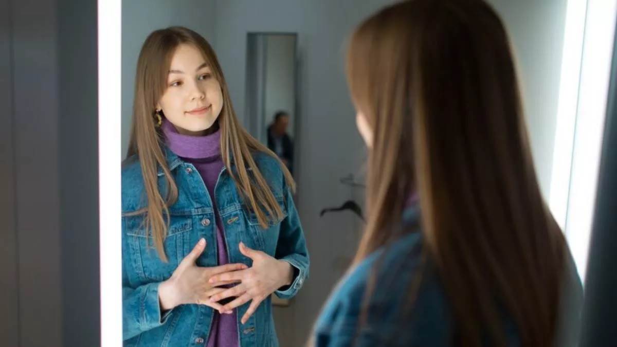 ਆਤਮ-ਵਿਸ਼ਵਾਸ ਦੀ ਕਮੀ ਕਾਰਨ ਲੋਕਾਂ ਨੂੰ ਮਿਲਣ ਤੋਂ ਬਚਦੇ ਹੋ, ਤਾਂ Mirror talk ਨਾਲ ...