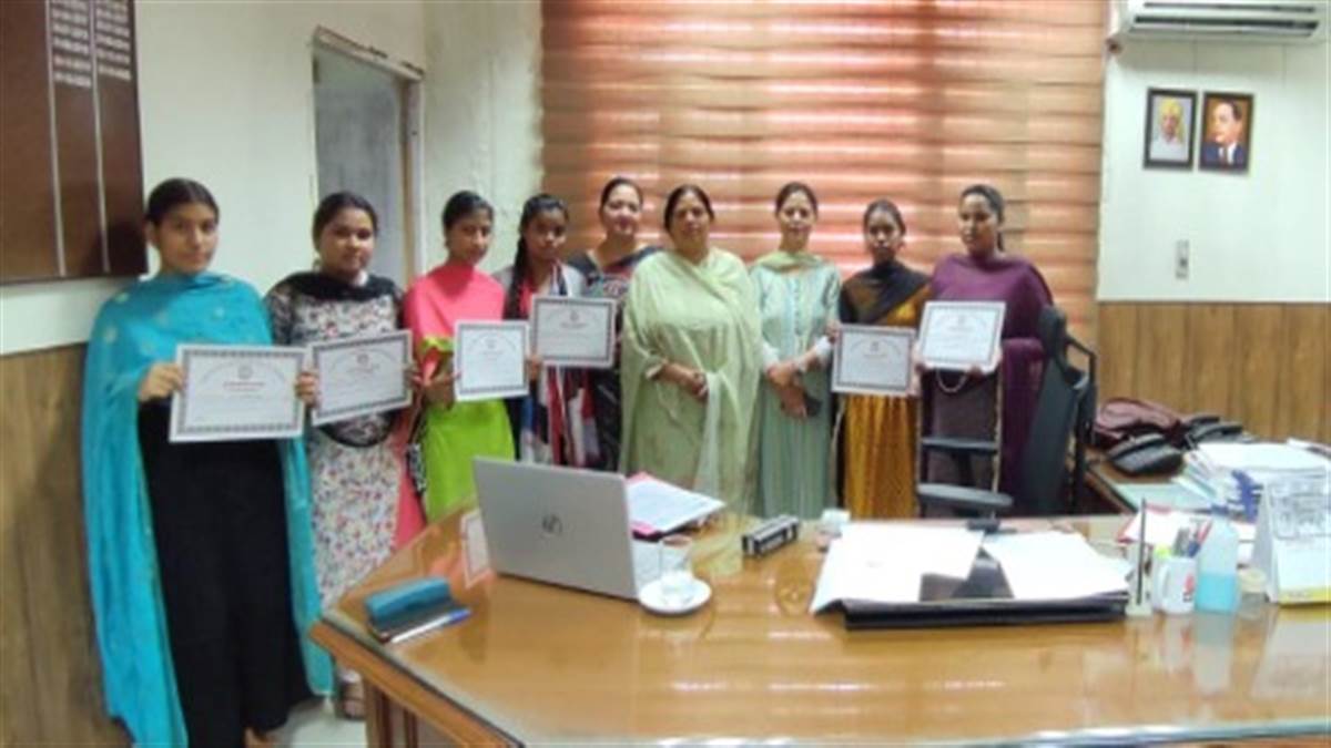 ਵਿਦਿਆਰਥੀਆਂ ਨੂੰ ਦਿੱਤੇ ਇੰੰਟਰਨਸ਼ਿਪ ਸਰਟੀਫਿਕੇਟ - Internship certificates ...