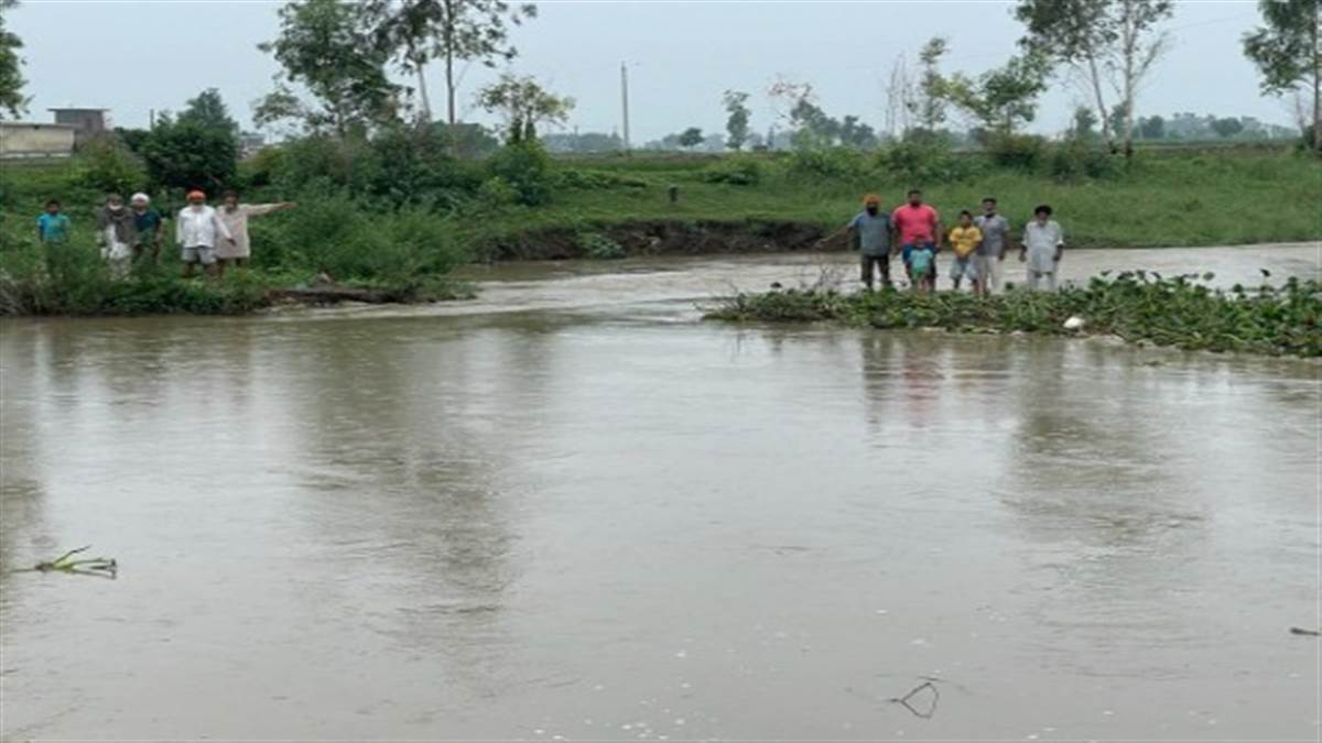 ਬਰਸਾਤੀ ਪਾਣੀ ਦੇ ਤੇਜ਼ ਵਹਾਅ ਨਾਲ ਮਲਕਪੁਰ 'ਚ ਡਰੇਨ ਦਾ ਪੁਲ ਰੁੜਿ੍ਹਆ, ਪਿੰਡਾਂ ਦਾ ...