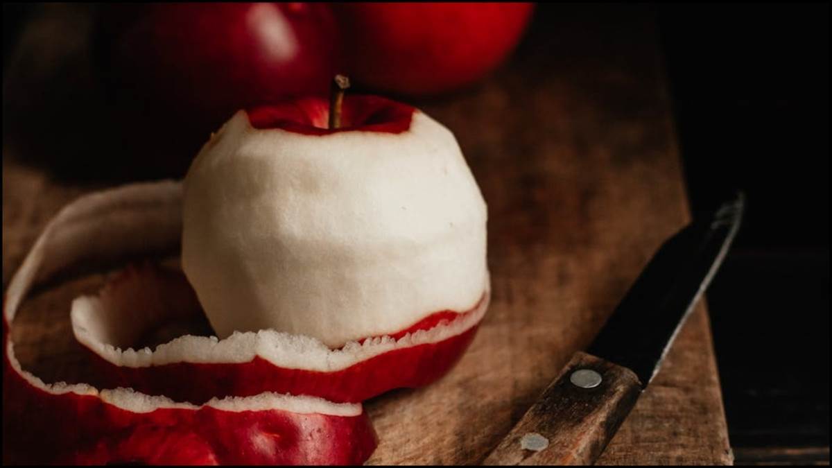 Apple Peel Benefits : ਸੇਬ ਨੂੰ ਛਿਲਕੇ ਖਾਣਾ ਚਾਹੀਦਾ ਹੈ ਜਾਂ ਬਿਨਾਂ ਛਿਲਕੇ ...