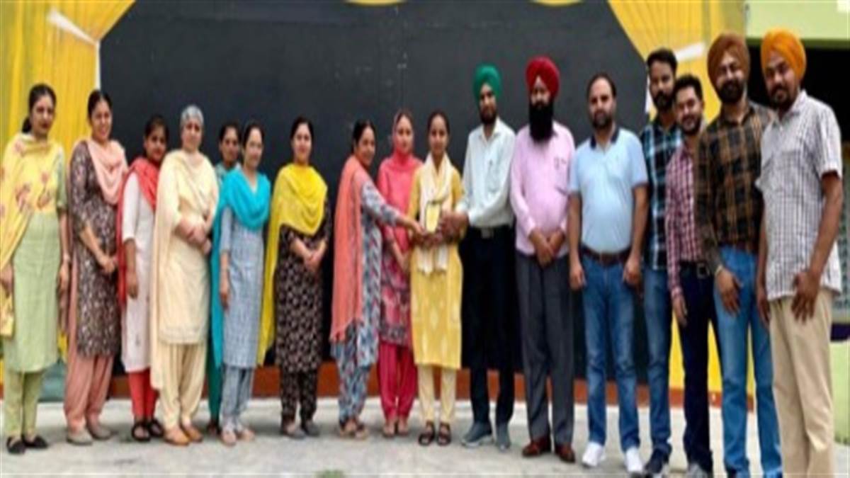 ਸਕੂਲ ਸਟਾਫ਼ ਵੱਲੋਂ ਹੋਣਹਾਰ ਬੱਚੀ ਦਾ ਸਨਮਾਨ - A special honor to the talented ...