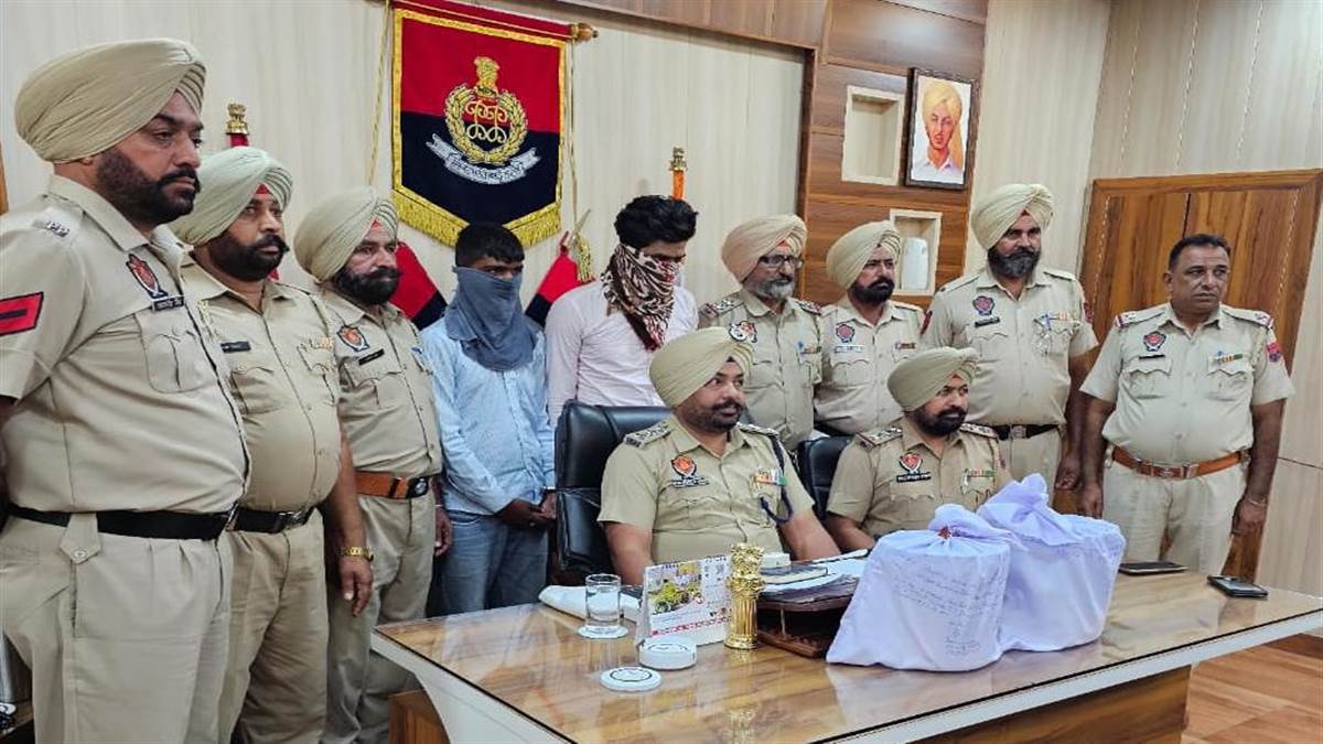ਪੌਣੇ ਦੋ ਕਿੱਲੋ ਹੈਰੋਇਨ ਸਮੇਤ ਮੋਟਰਸਾਈਕਲ ਸਵਾਰ ਦੋ ਤਸਕਰ ਗ੍ਰਿਫ਼ਤਾਰ, ਪਾਕਿ ...