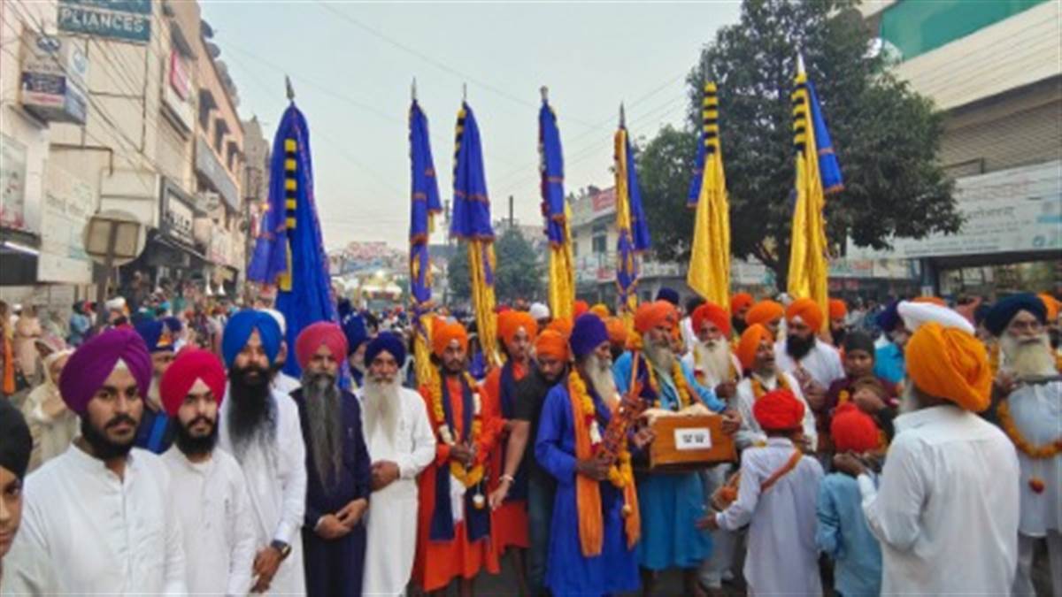 ਜਥੇਦਾਰ ਗੋਰਾ ਨੇ ਨਗਰ ਕੀਰਤਨ ਦਾ ਕੀਤਾ ਭਰਵਾਂ ਸਵਾਗਤ - Jathedar Gora along with ...