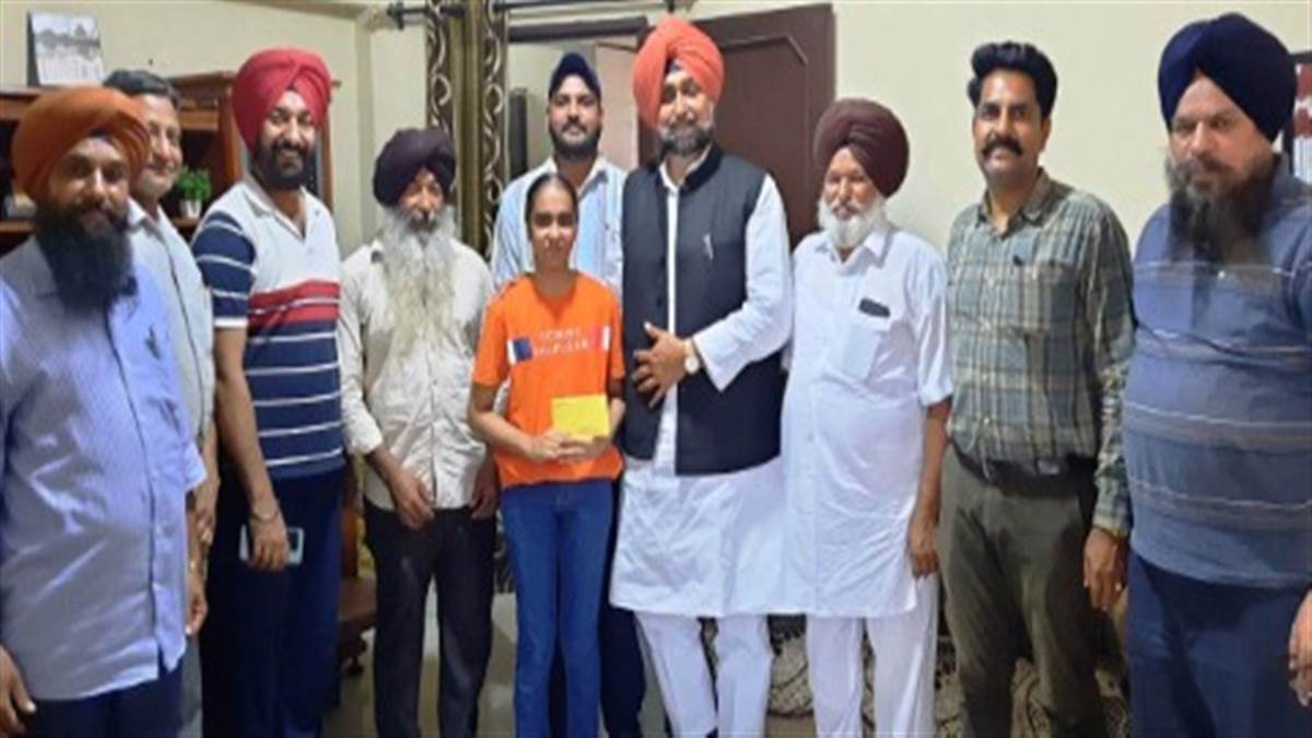 ਸਾਬਕਾ ਕੈਬਨਿਟ ਮੰਤਰੀ ਕੰਗ ਨੇ ਖਰੜ ਦੀ ਵਸਨੀਕ ਰਜਨਦੀਪ ਕੌਰ ਨੂੰ ਕੀਤਾ ਸਨਮਾਨਿਤ ...