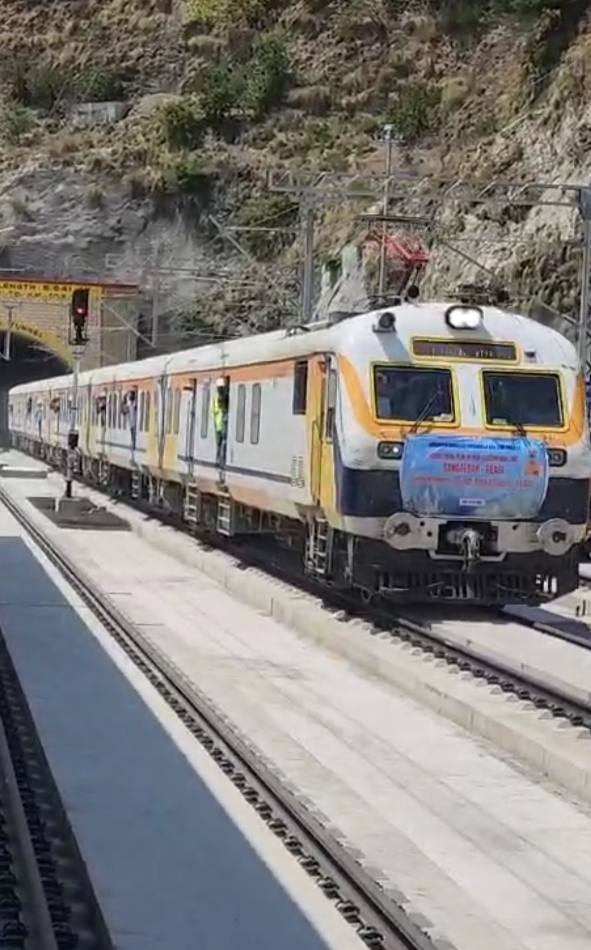 ਦੁਨੀਆ ਦੇ ਸਭ ਤੋਂ ਉੱਚੇ ਰੇਲਵੇ ਦੇ ਆਰਕ ਪੁੱਲ ਤੋਂ ਲੰਘੀ ਟ੍ਰੇਨ, ਲੋਕਾਂ ਨੇ ਭਾਰਤ ...